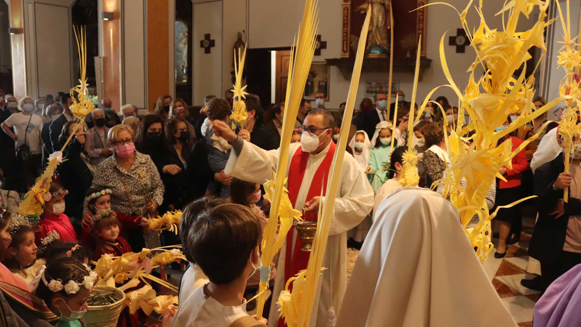 Hundreds of residents and tourists celebrate the traditional 'Blessing ...