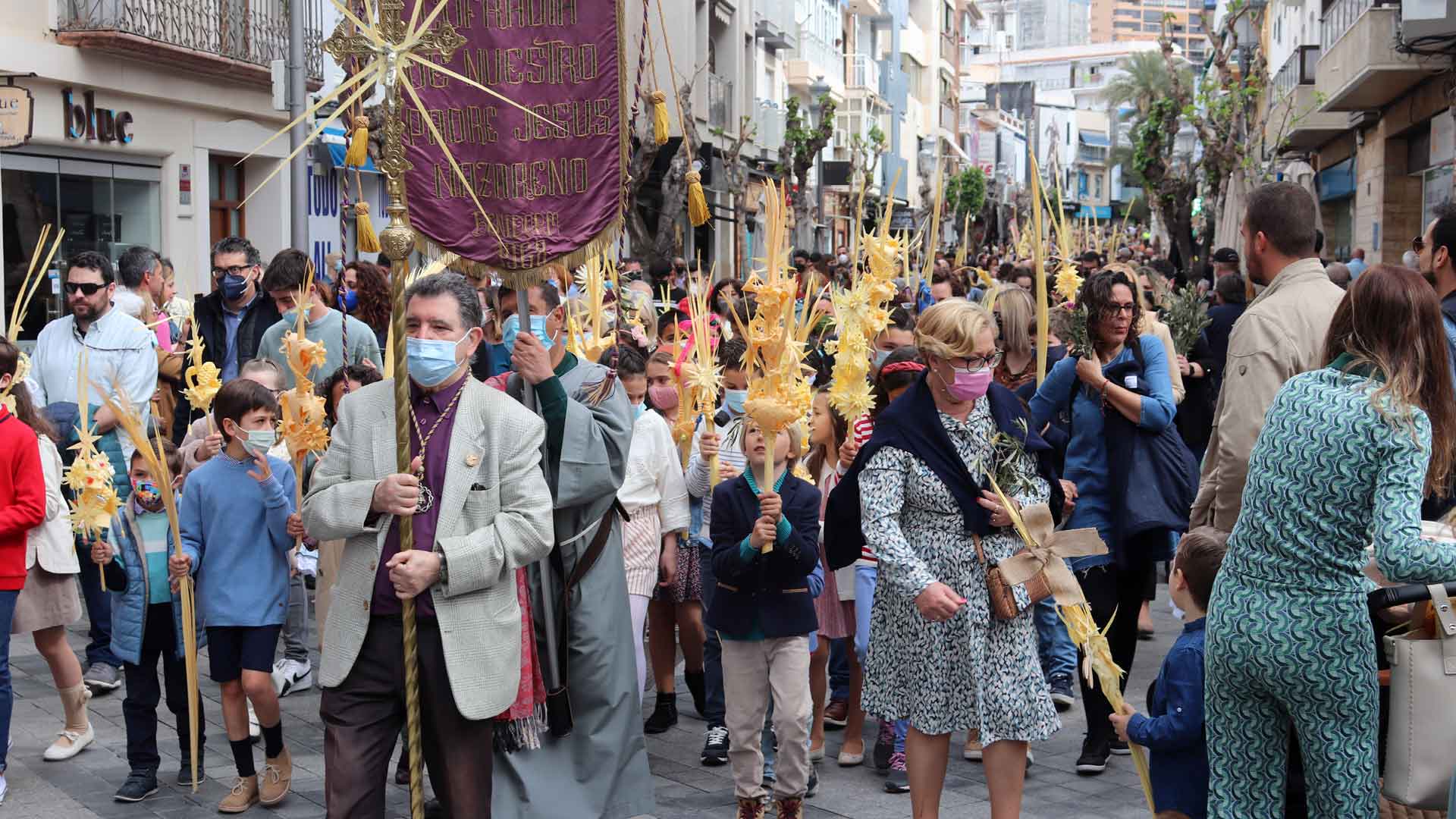 Hundreds of residents and tourists celebrate the traditional 'Blessing ...