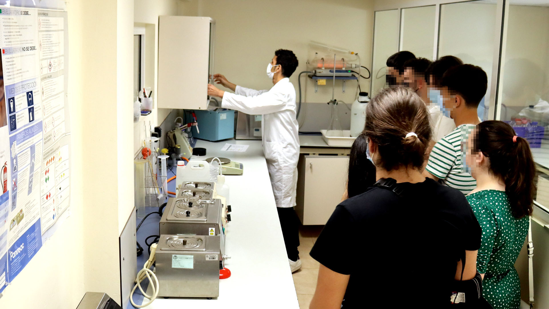 Students of the IES Bernat de Sarrià visit the municipal laboratory ...