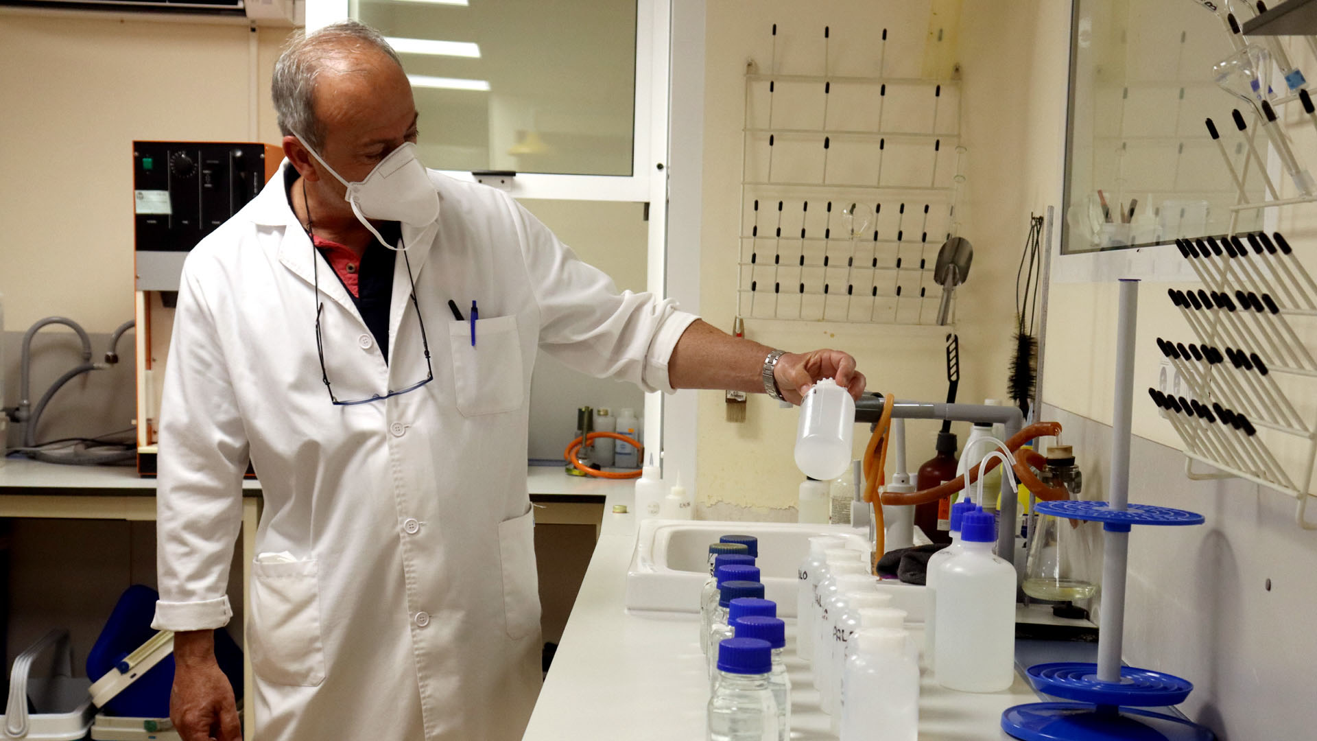 Students of the IES Bernat de Sarrià visit the municipal laboratory ...