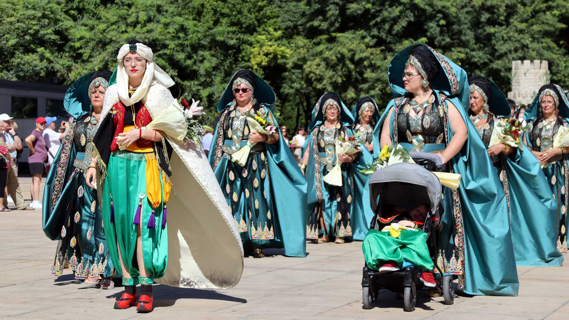 Los moros y cristianos ofrendan al patrón tras sellar la paz | Benidorm