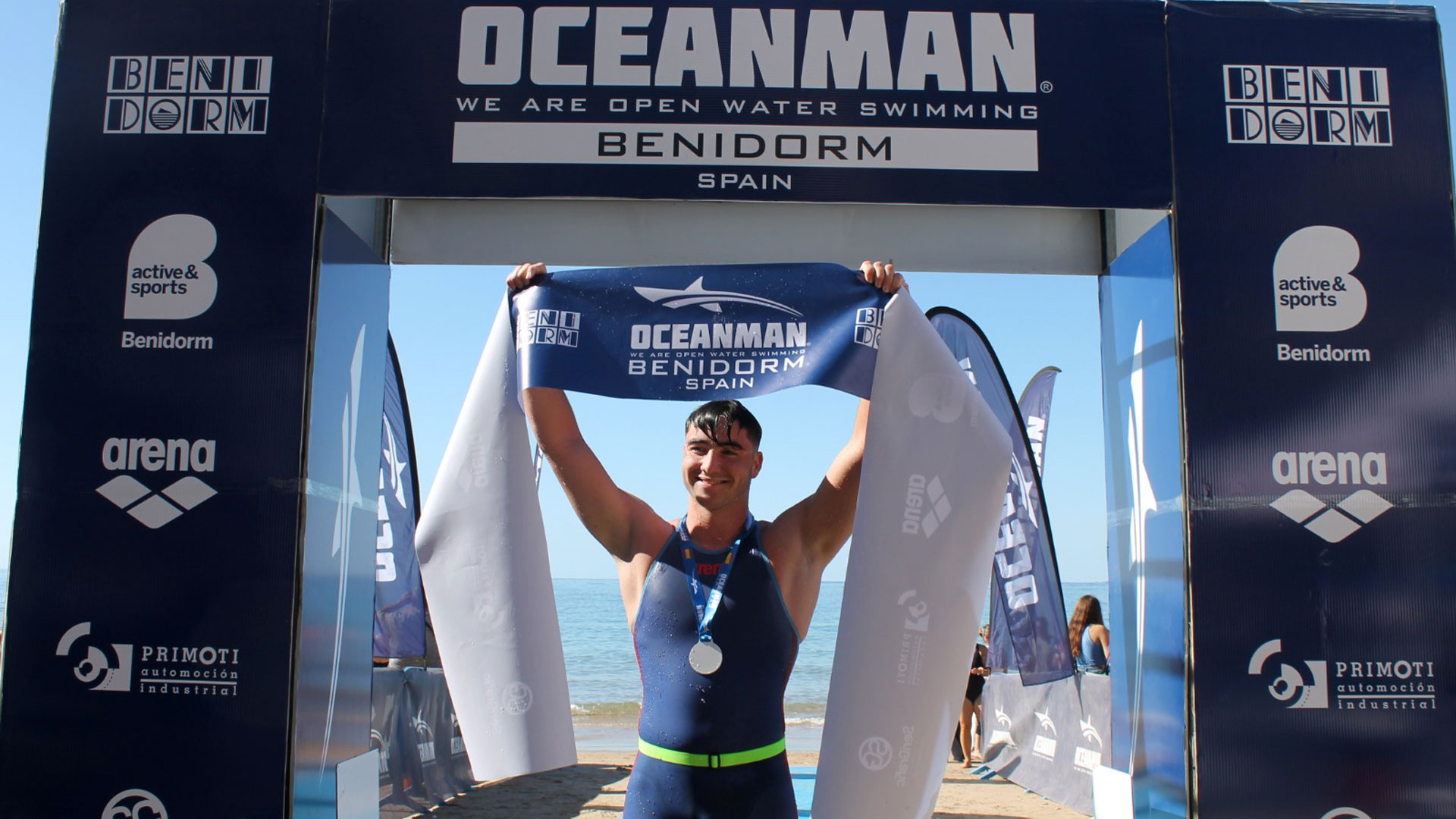 Cerca de 300 nadadores completan la Oceanman, en la que Miguel Bou se ...