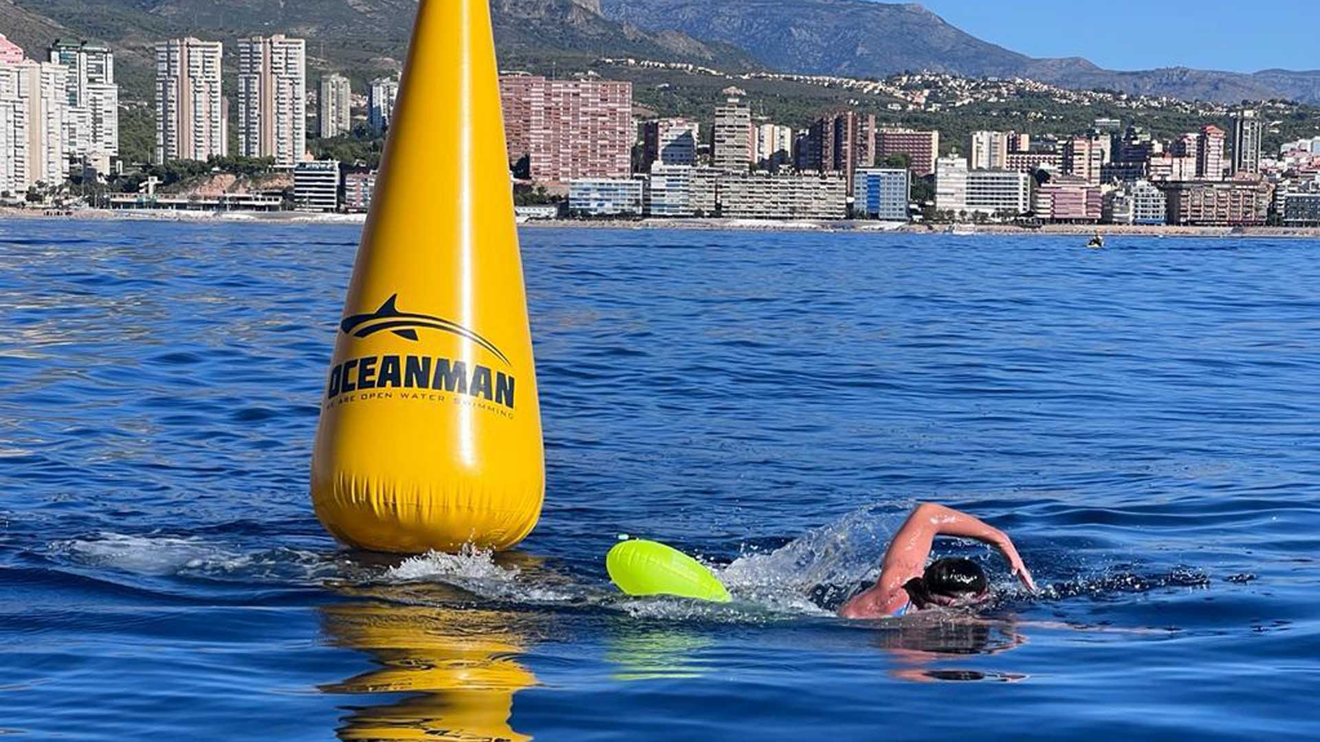 Cerca de 300 nadadores completan la Oceanman, en la que Miguel Bou se ...