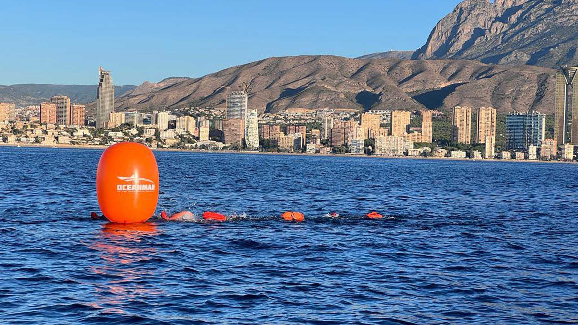 Cerca de 300 nadadores completan la Oceanman, en la que Miguel Bou se ...