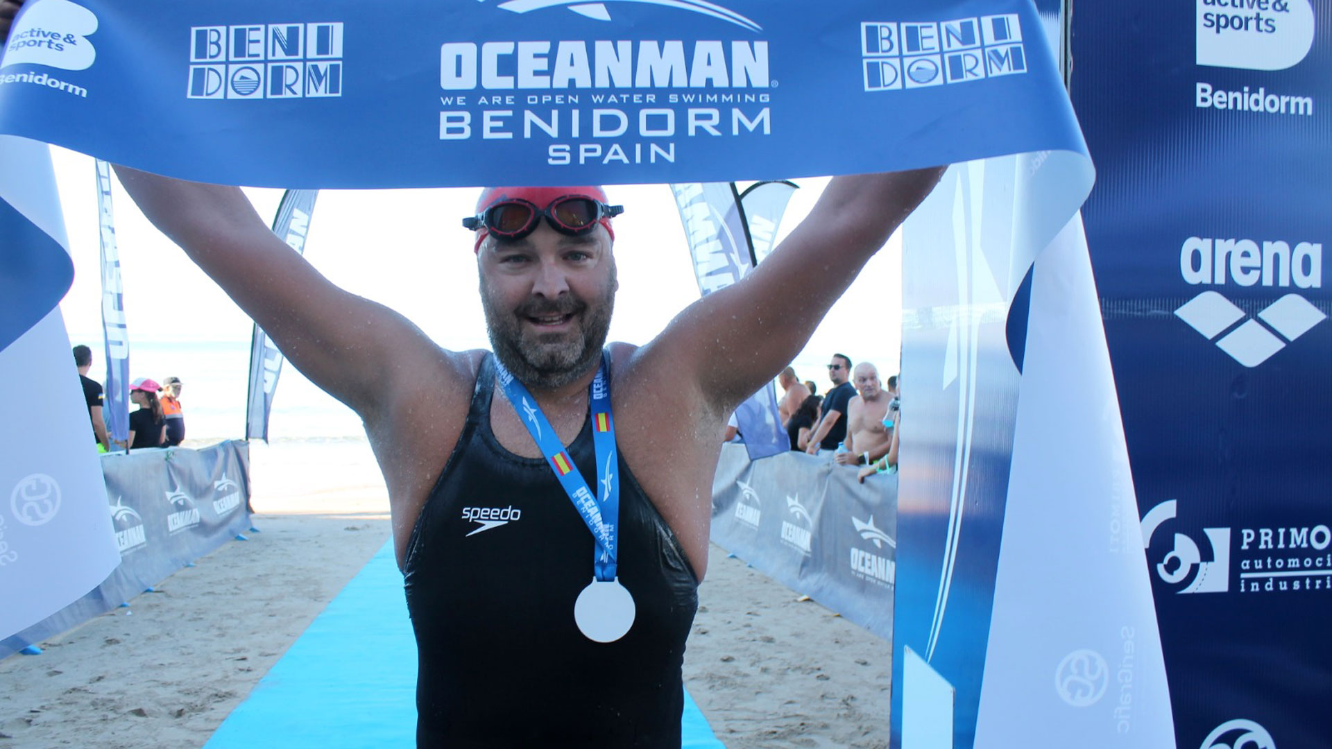 Cerca de 300 nadadores completan la Oceanman, en la que Miguel Bou se ...