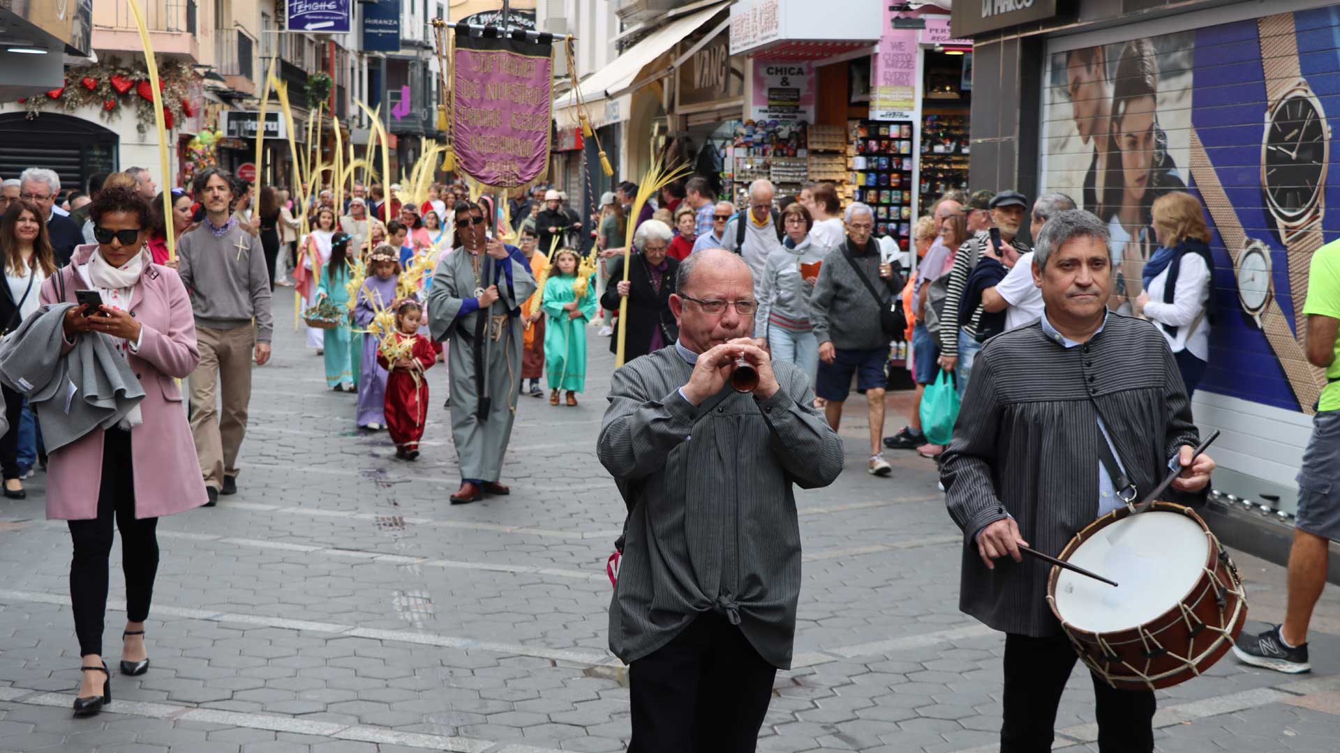 Hundreds of neighbors and tourists celebrate the traditional 'Palm ...