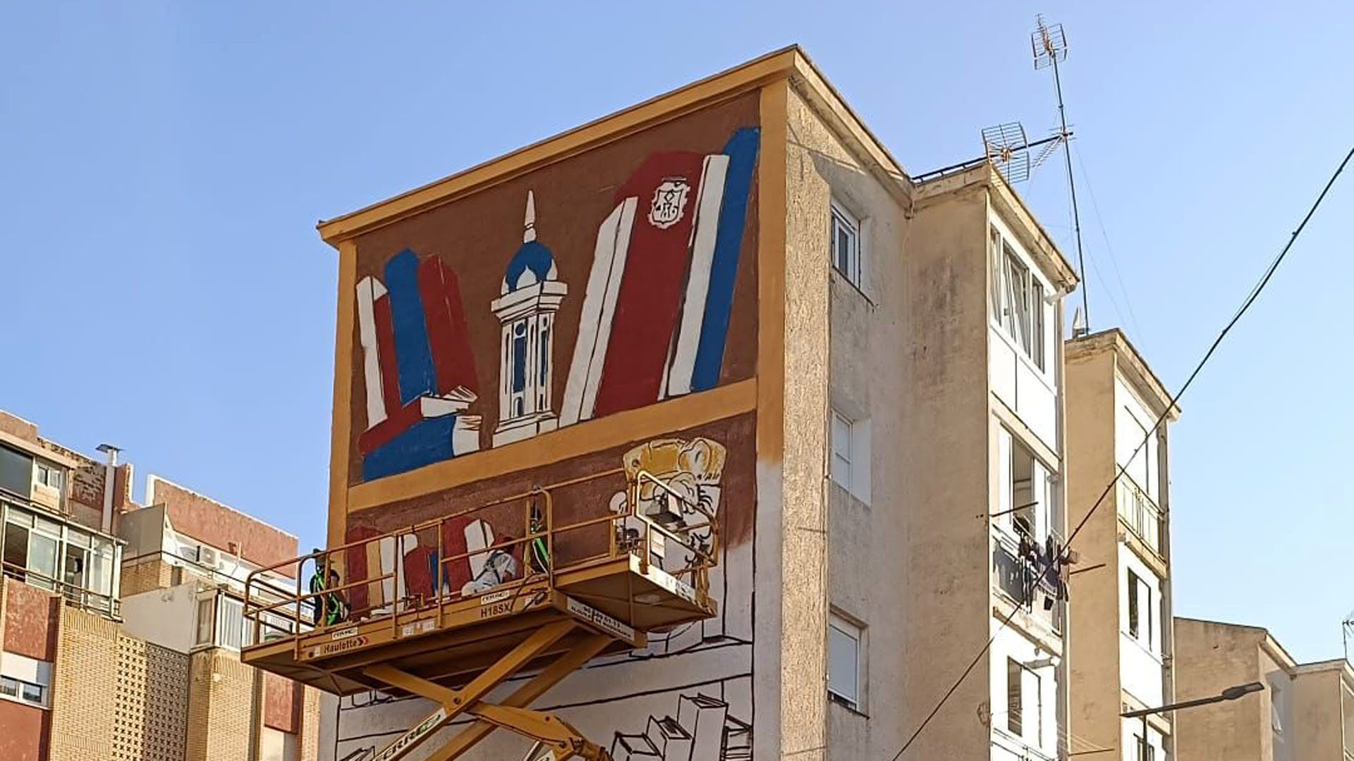 Benidorm transforms the façade of a building in Foietes with two murals ...