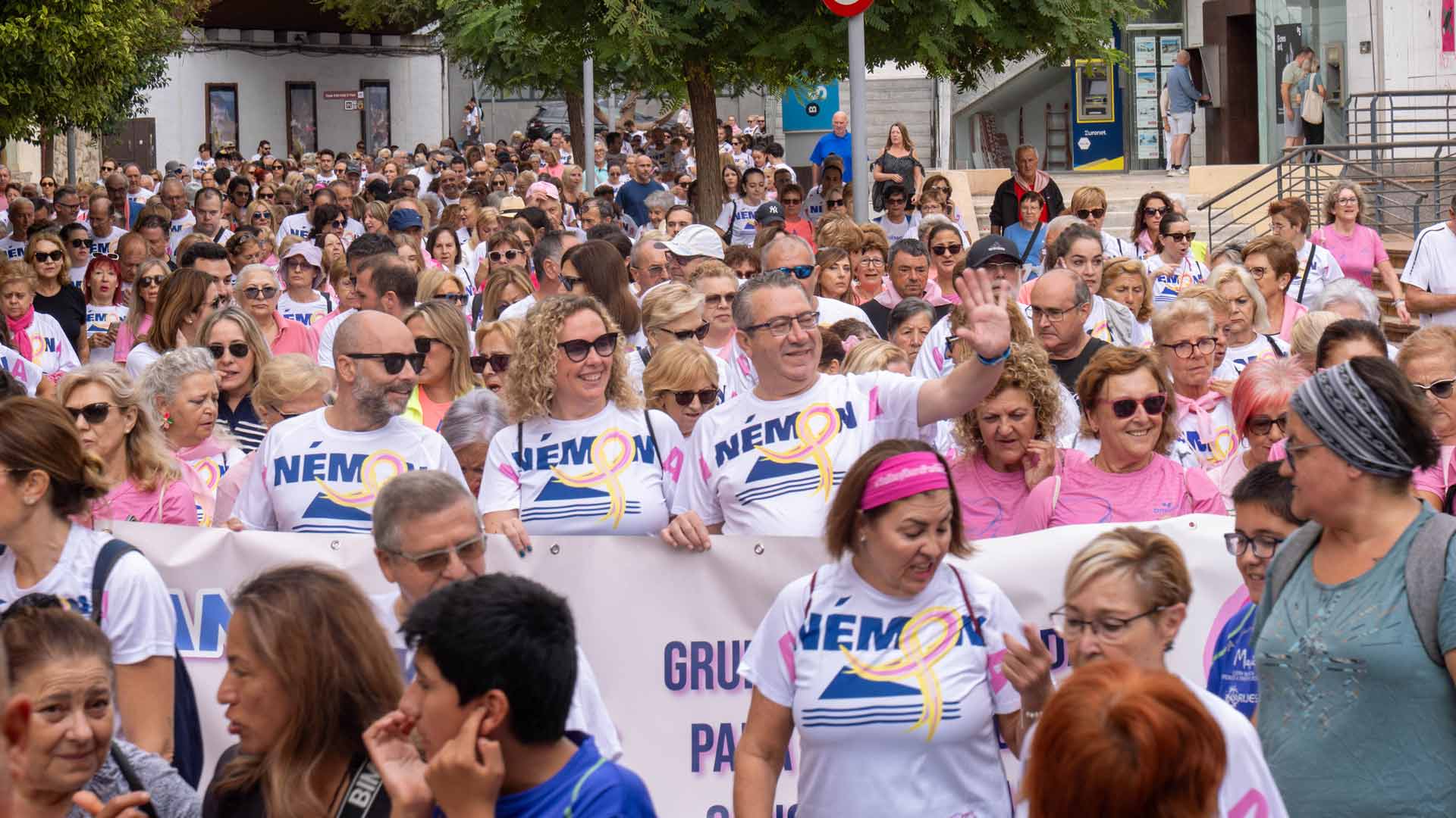 Més blanca que mai, la ‘marea rosa’ d'Anémona recorre solidària ...